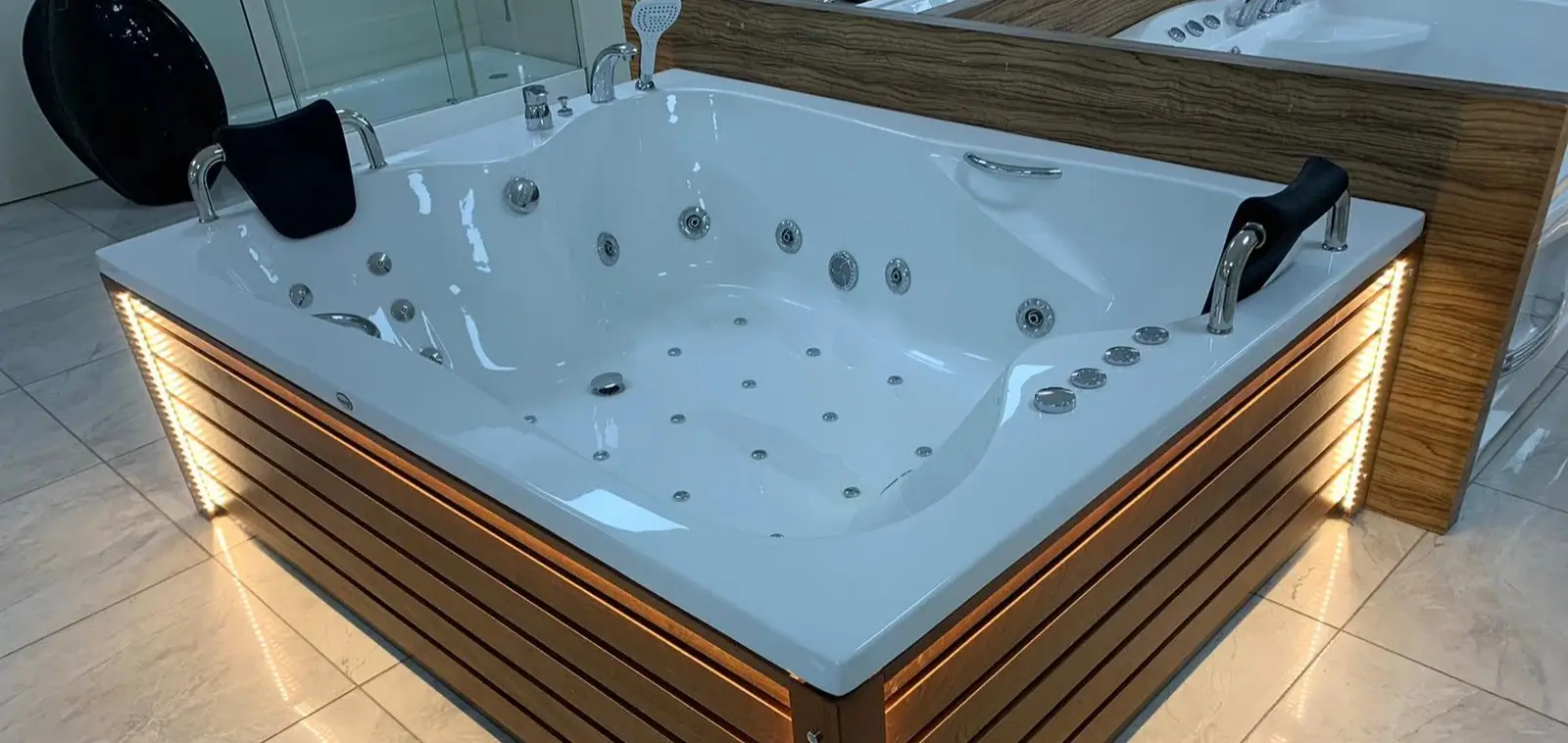 Luxury Jacuzzi Solutions for Spas & Homes | APW Pools USA